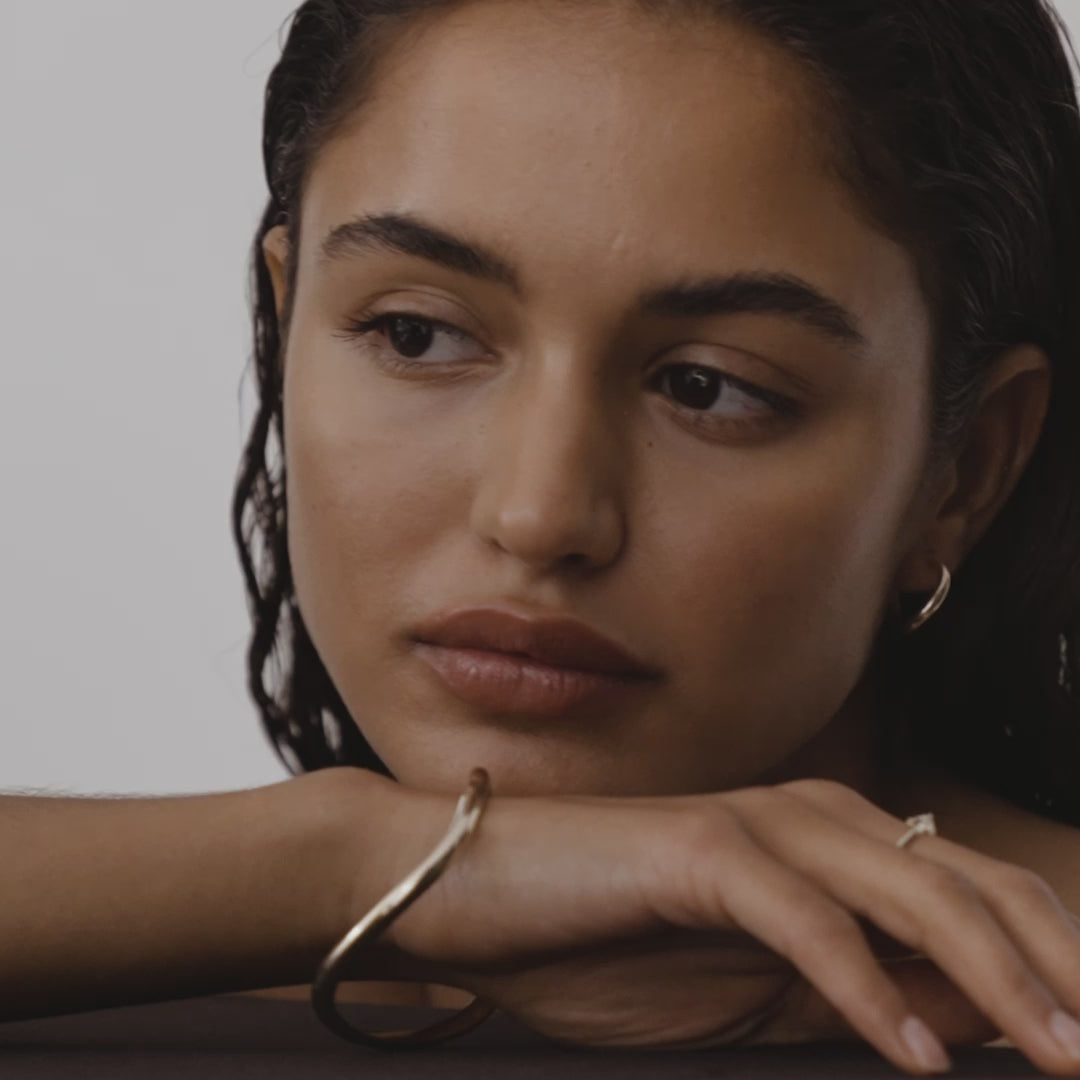 Awa | Solid Wave Bangle – Kate & Kole